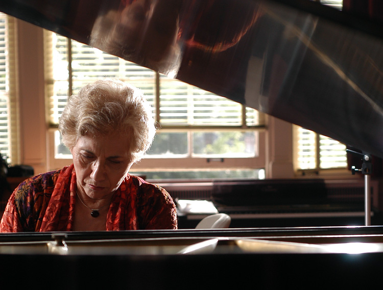 Biography – Nancy Roldán